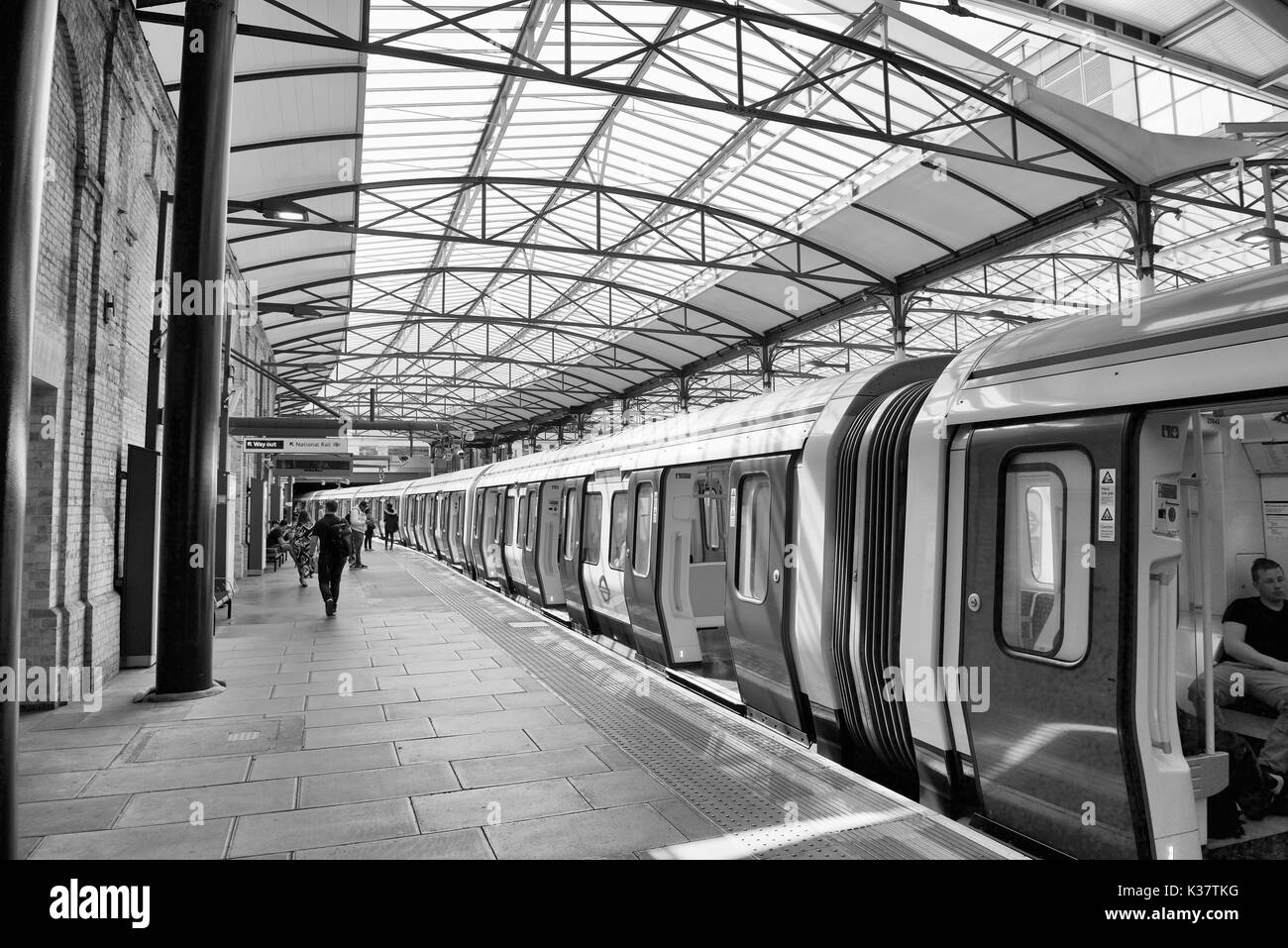Metropolitan Line train at Farringdon Underground station in London ...