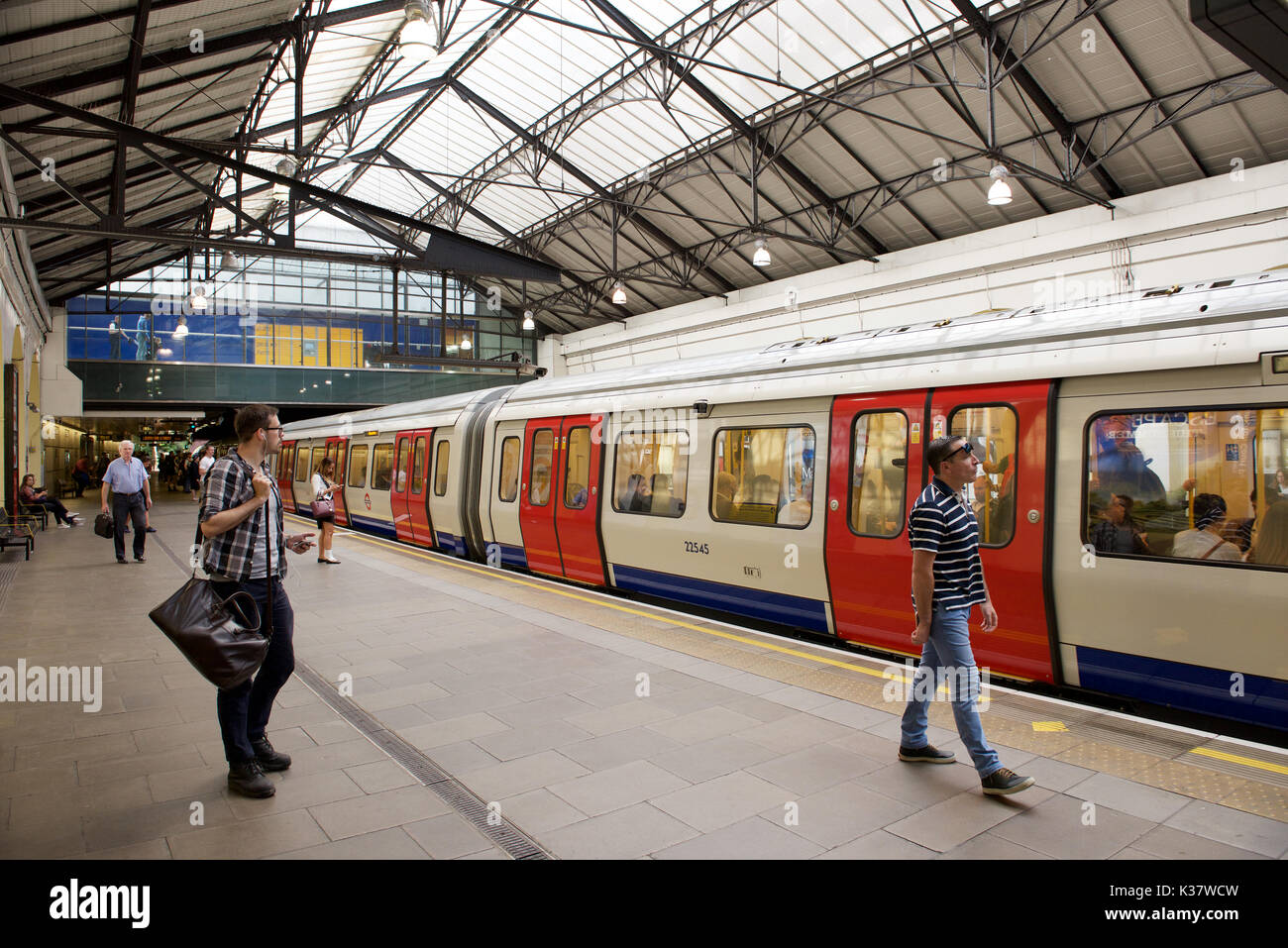 District line station hi-res stock photography and images - Alamy