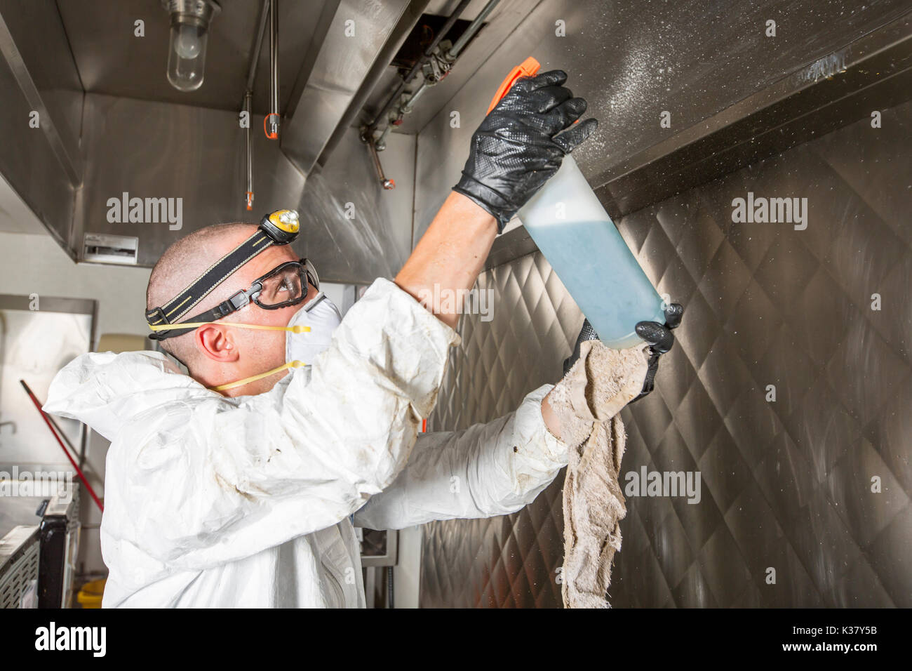 Commercial kitchen washing hi-res stock photography and images - Alamy
