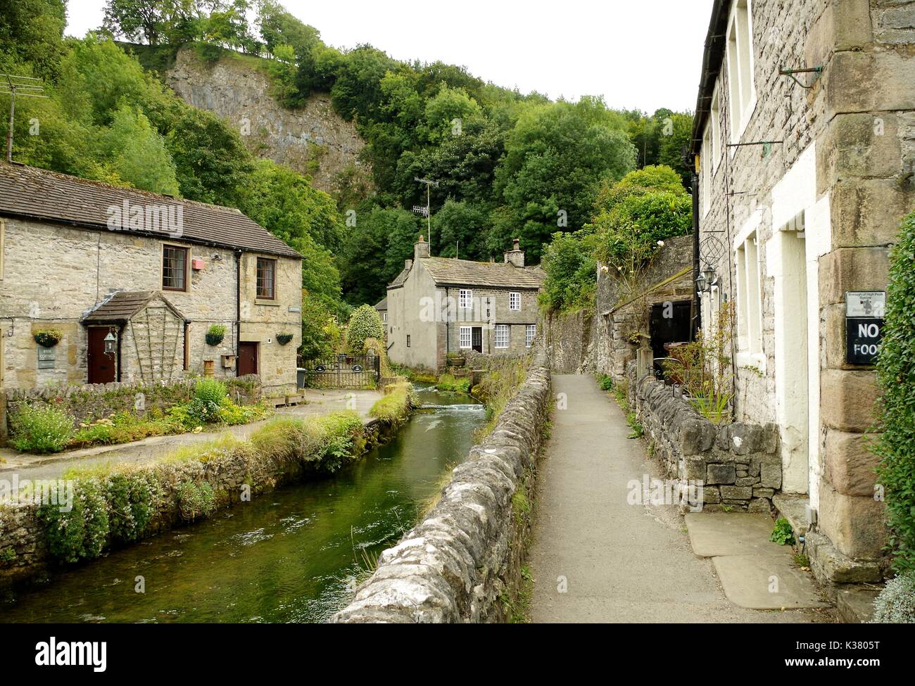 village of castleton derbyshire river and cottages Stock Photo - Alamy