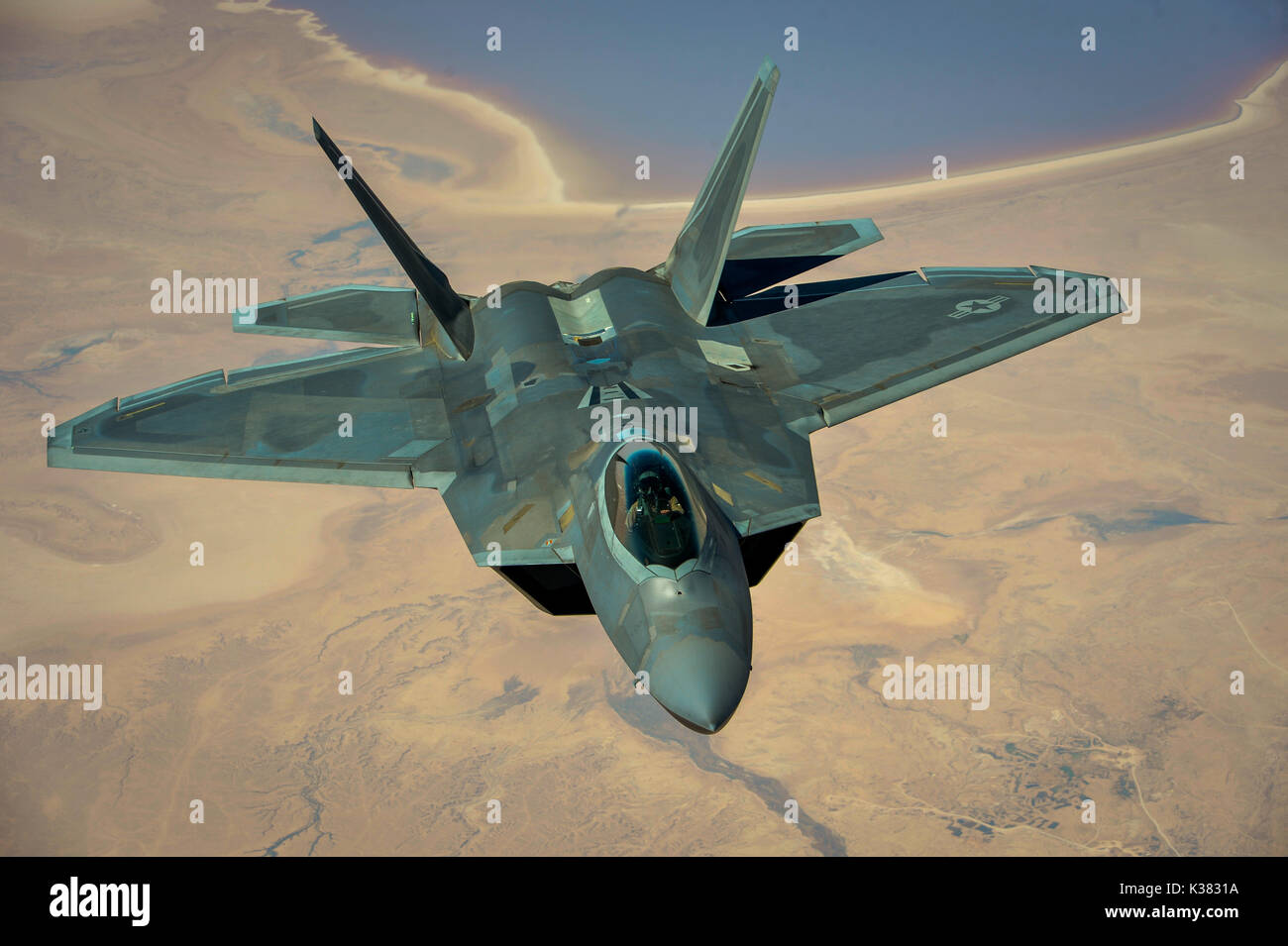 F-22 Raptors Stealth Fighters Perform Aerial Refueling Stock Photo - Alamy