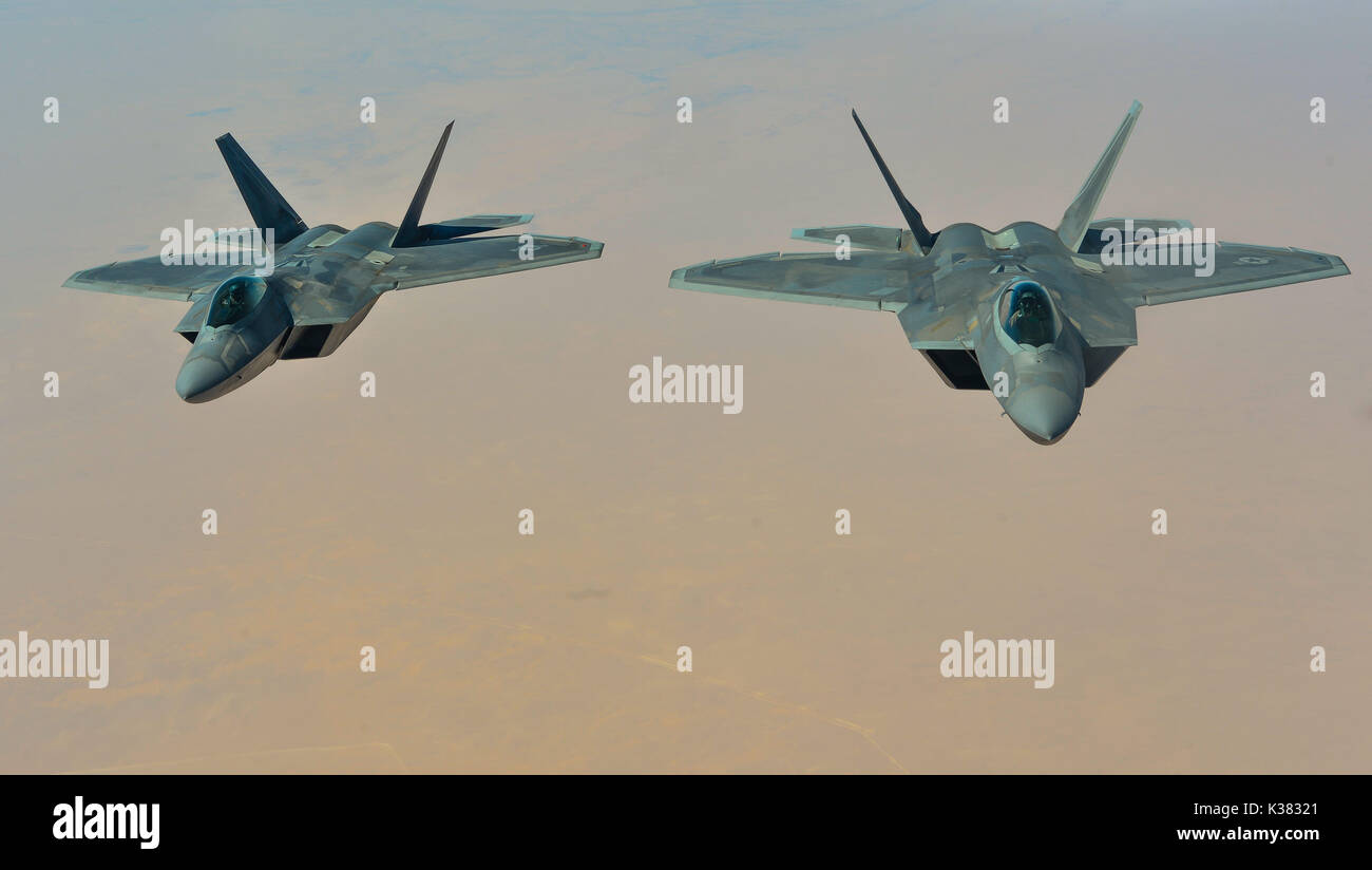 F-22 Raptors Stealth Fighters Perform Aerial Refueling Stock Photo - Alamy
