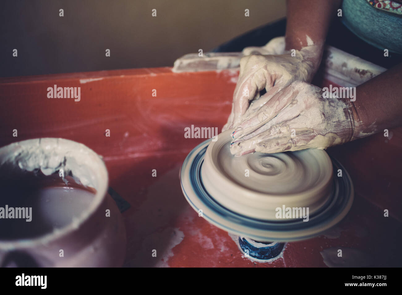 Lady ceramics artist work hi-res stock photography and images - Alamy
