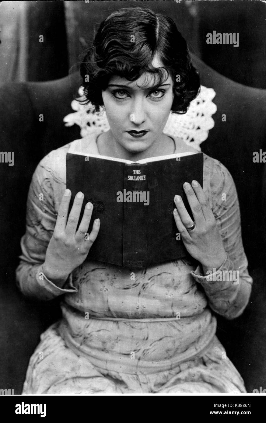 Gloria swanson portrait hi-res stock photography and images - Alamy