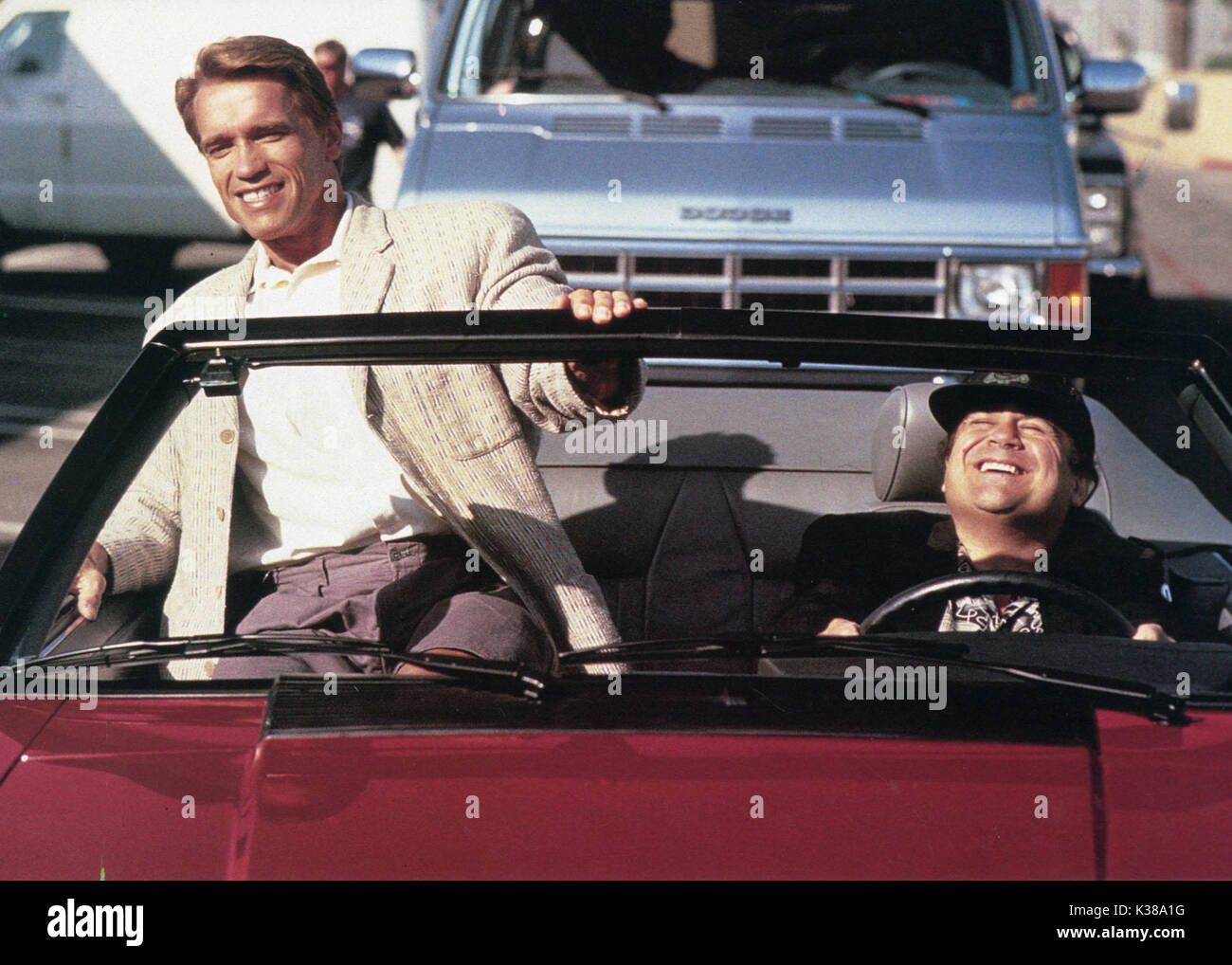 TWINS ARNOLD SCHWARZENEGGER, DANNY DE VITO Date: 1988 Stock Photo - Alamy