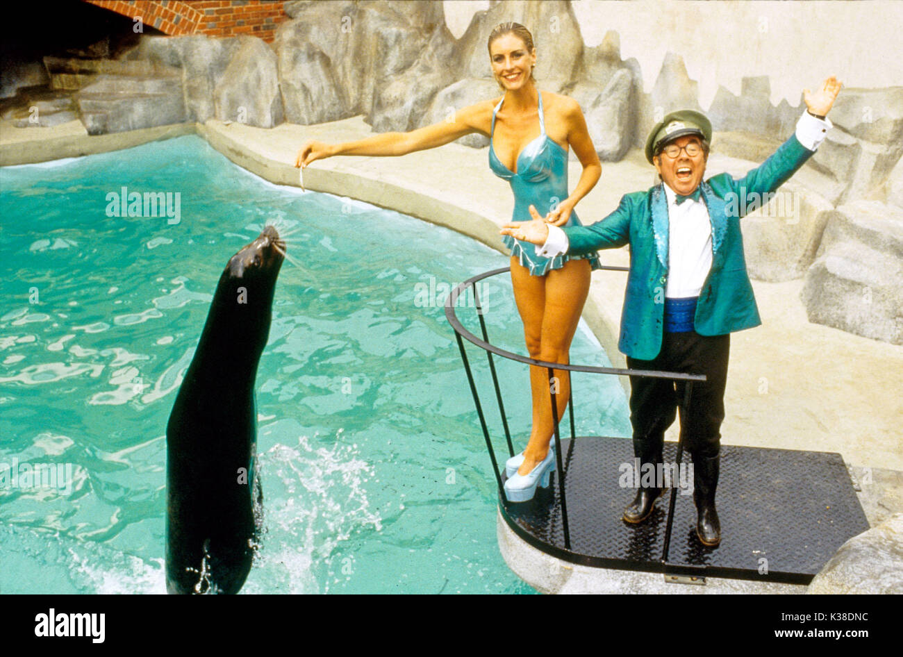 FIERCE CREATURES UNIVERSAL PICTURES RONNIE CORBETT, right Date: 1995 ...