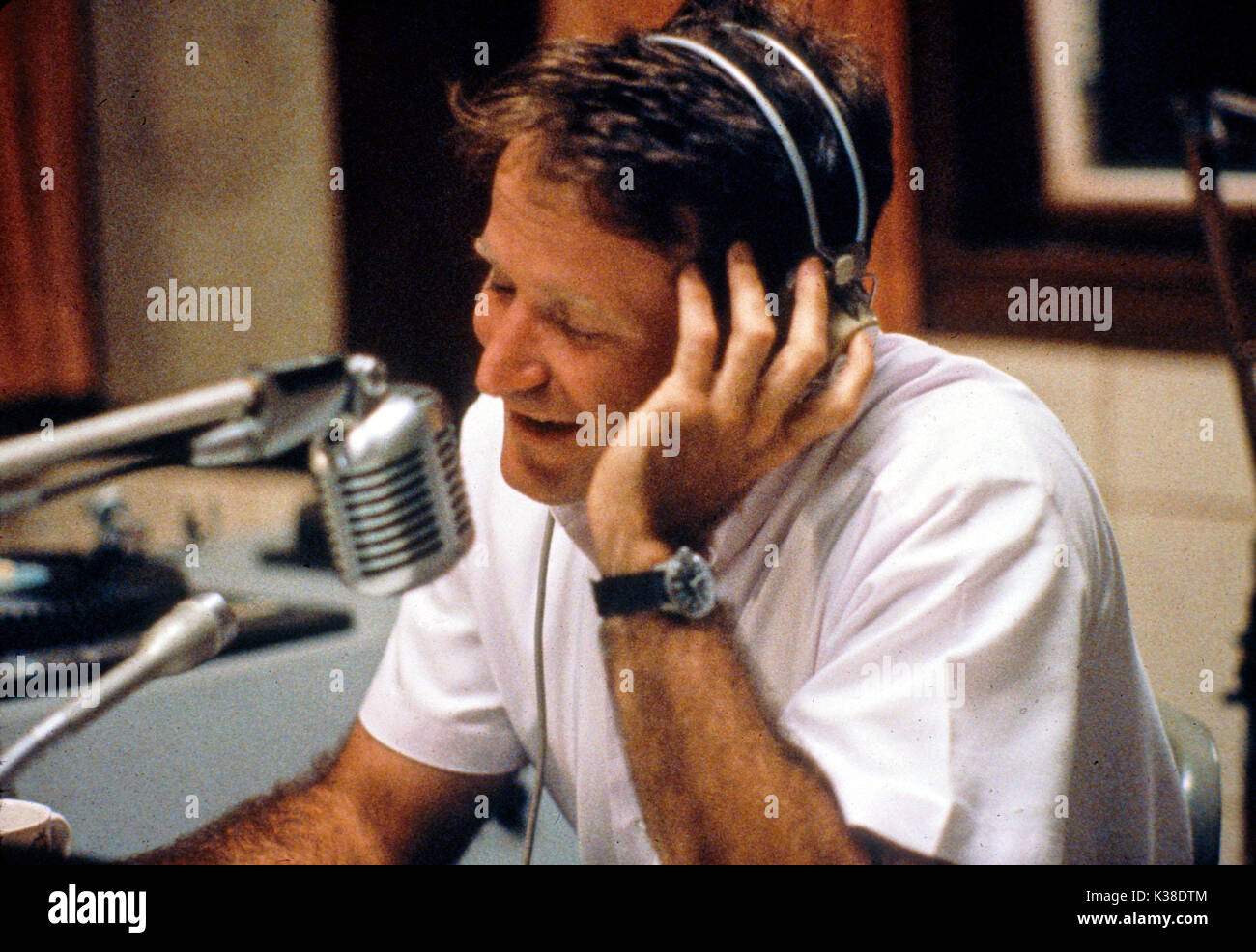 GOOD MORNING, VIETNAM TOUCHSTONE PICTURES ROBIN WILLIAMS GOOD MORNING ...