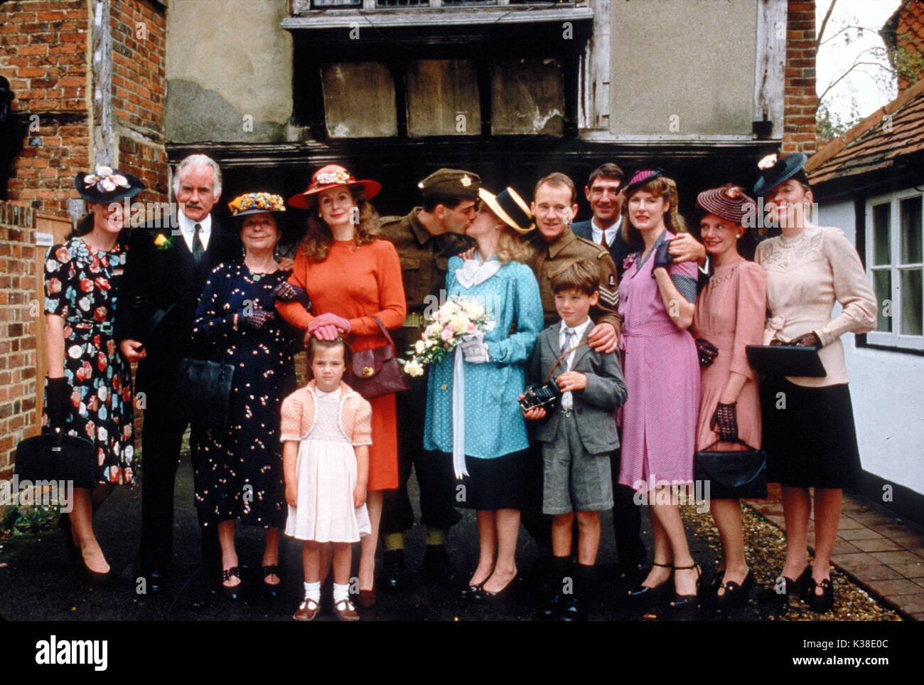 HOPE AND GLORY (UK 1987) ? IAN BANNEN, ANNIE LEON, SARAH MILES ...
