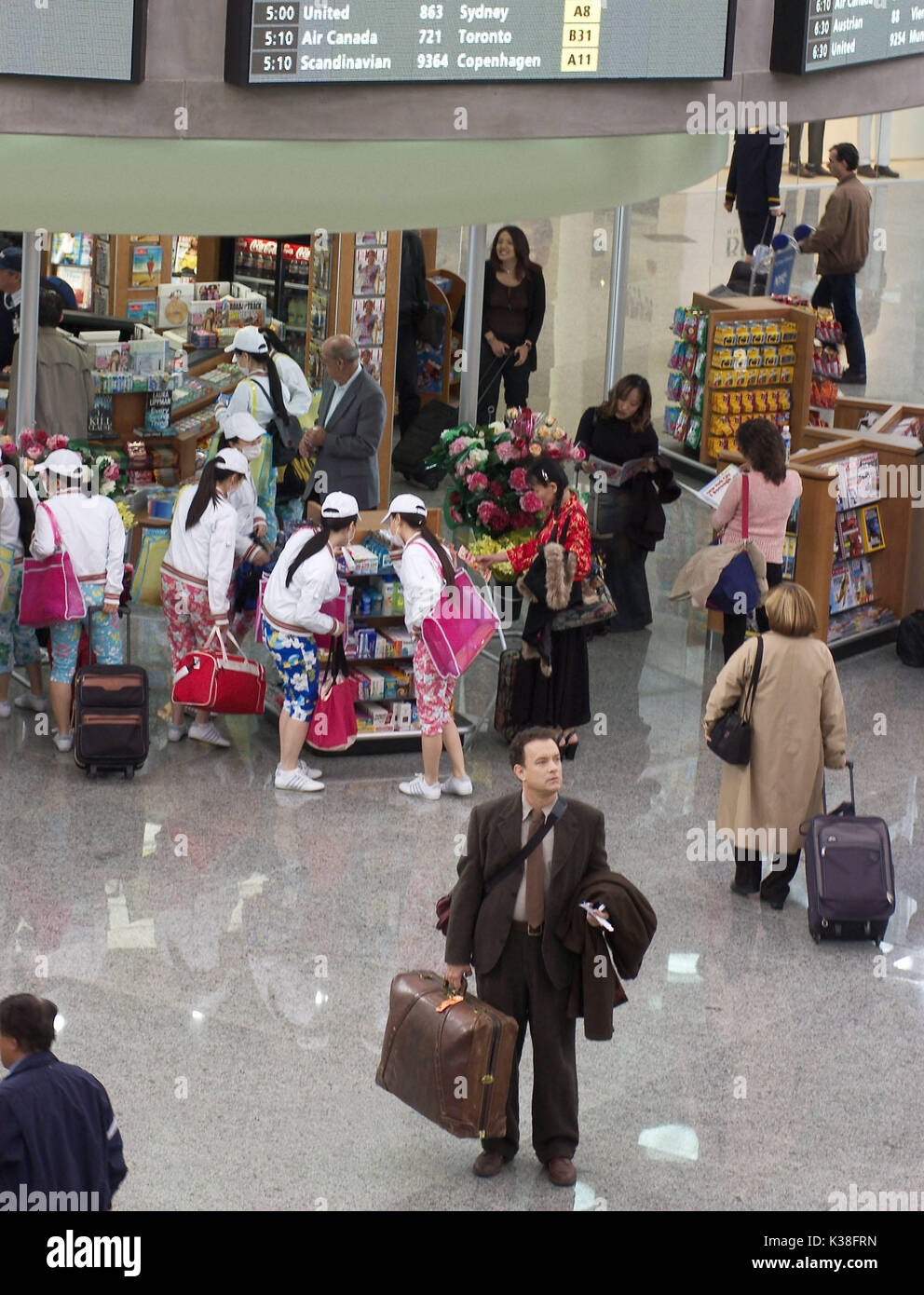THE TERMINAL TOM HANKS SUBJECT: AIRPORTS Date: 2004 Stock Photo - Alamy