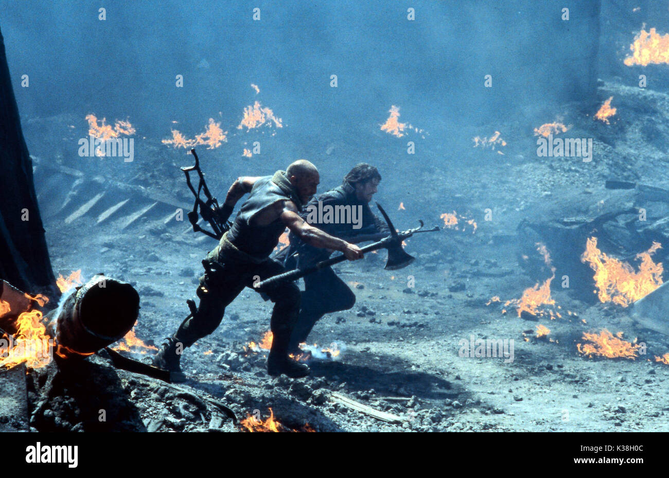 REIGN OF FIRE MATTHEW McCONAUGHEY AND CHRISTIAN BALE Date: 2002 Stock ...
