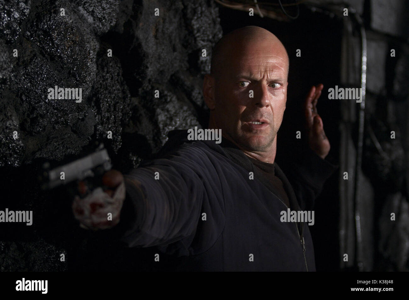 Bruce willis hostage 2005 hi-res stock photography and images - Alamy