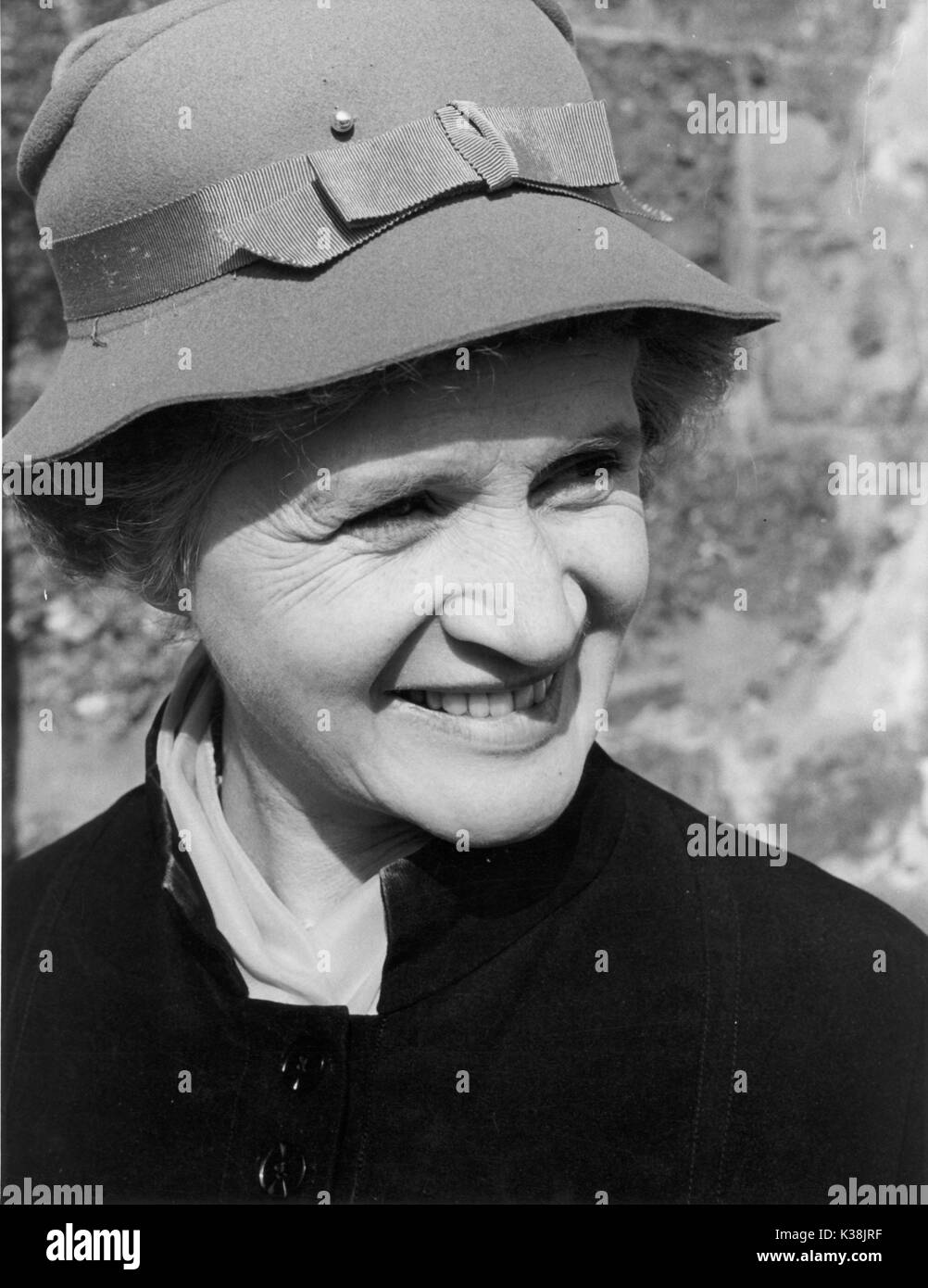 DR. FINLAY'S CASEBOOK [BBC TV SERIES 1962-1971] BARBARA MULLEN as Janet ...