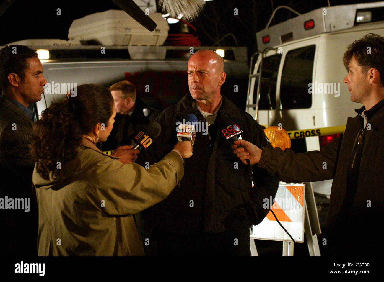 Bruce willis hostage 2005 hi-res stock photography and images - Alamy