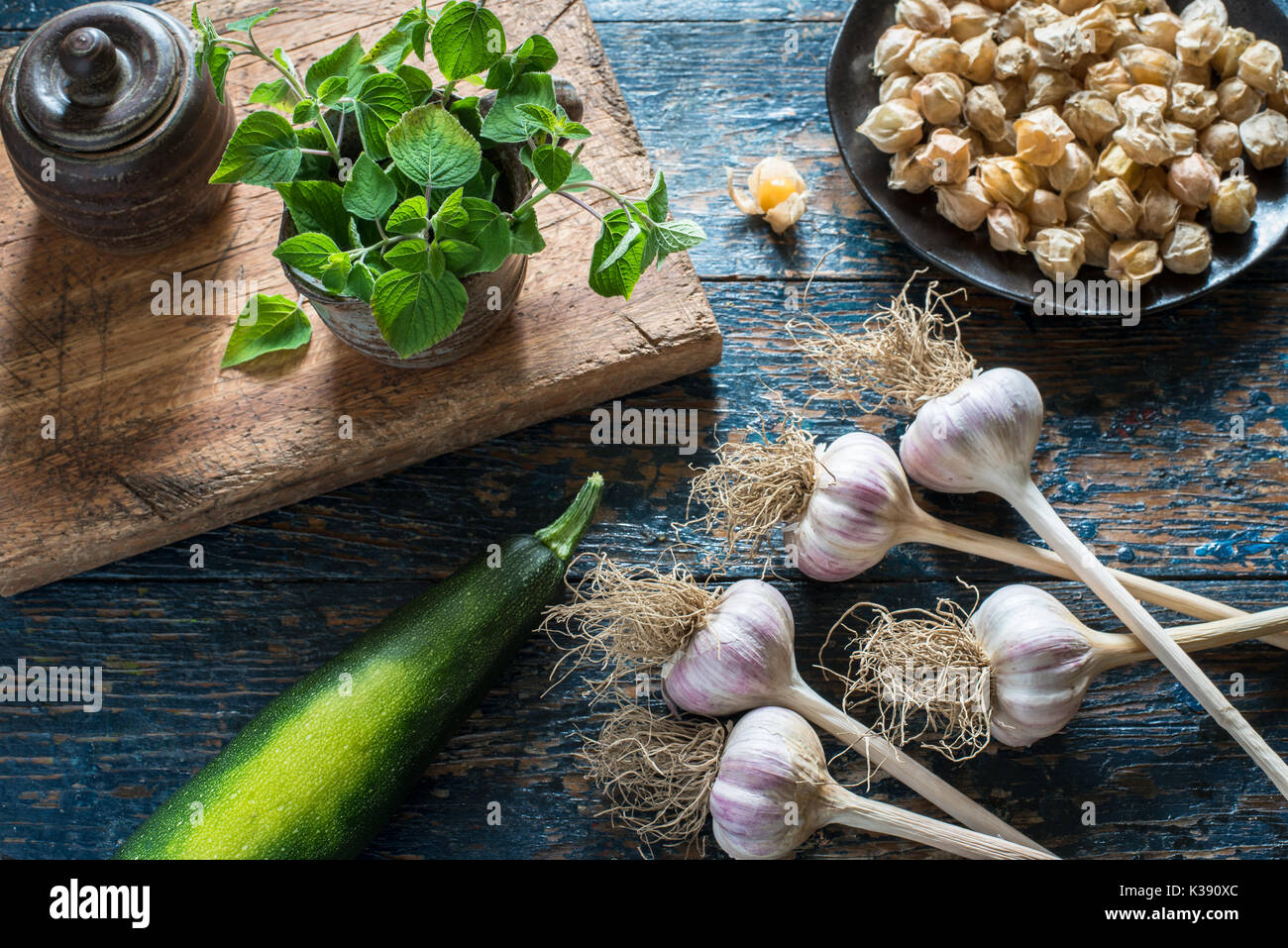 Harvest table hi-res stock photography and images - Alamy