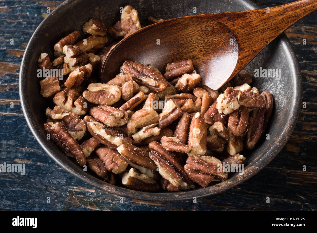 Chopped pecan nuts hi-res stock photography and images - Alamy