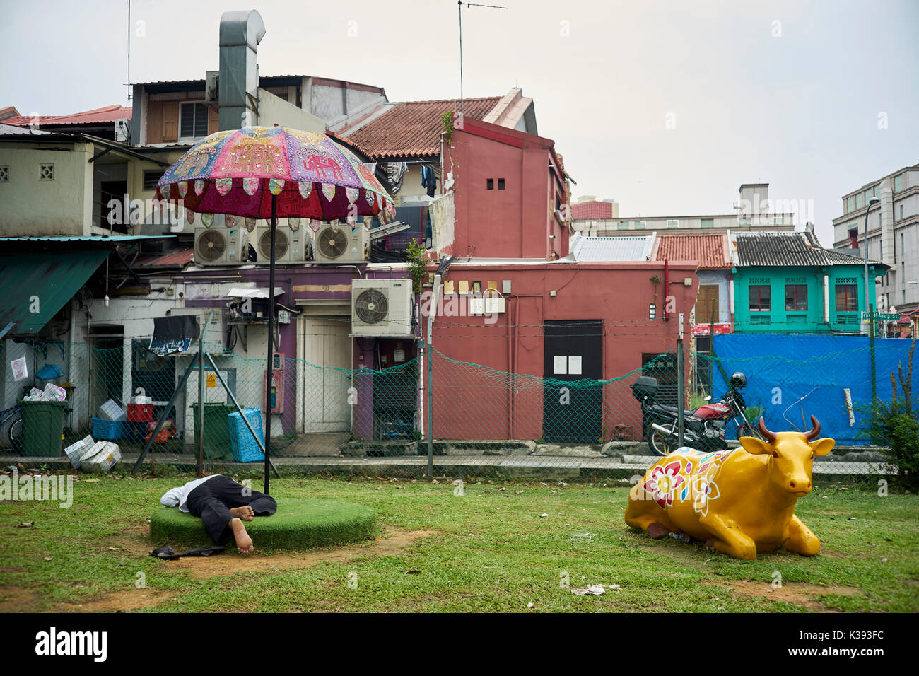 Singapore umbrella hi-res stock photography and images - Alamy
