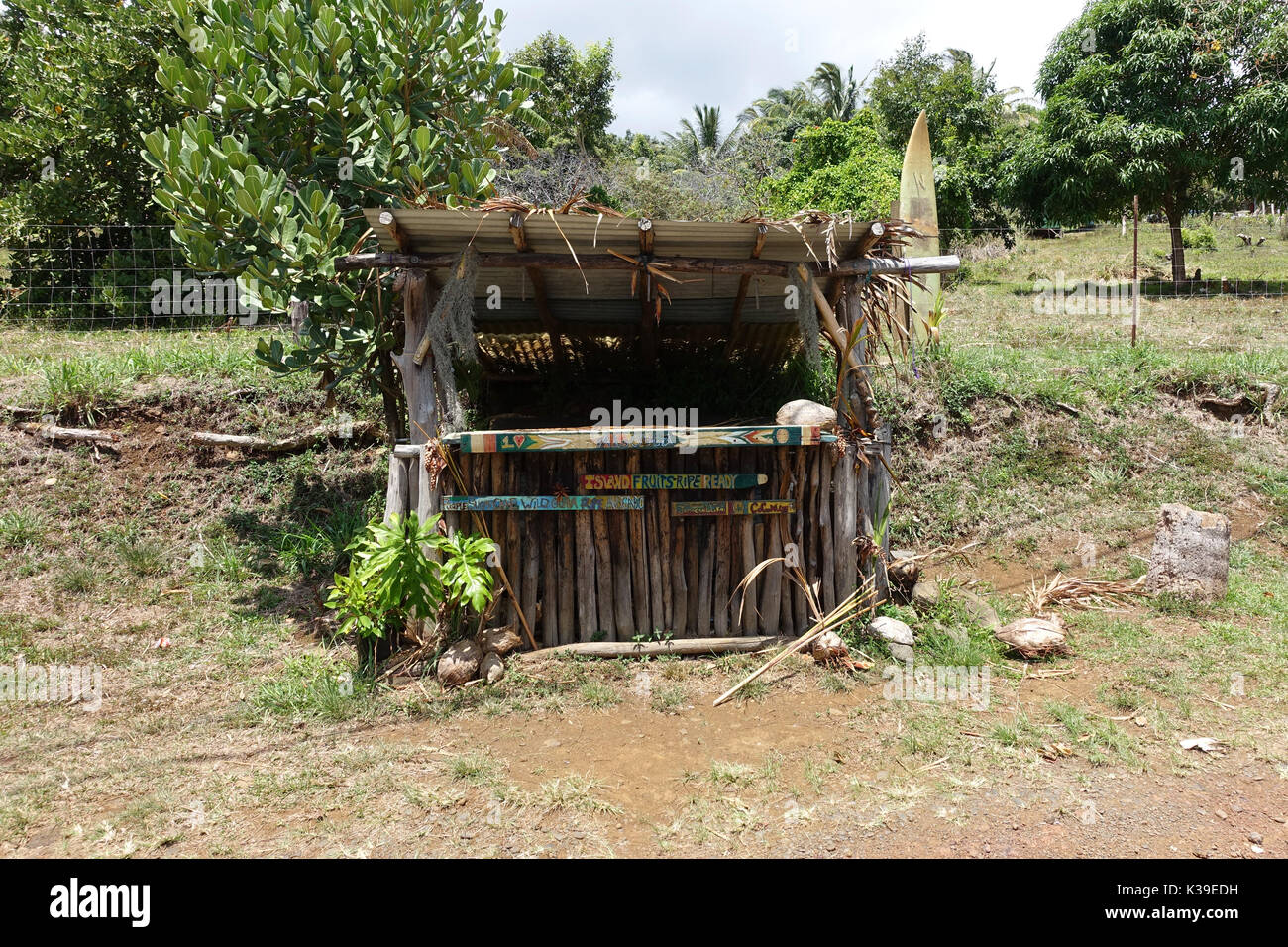 The Road to Hana stretches 68 miles between Kahalui and the town of ...