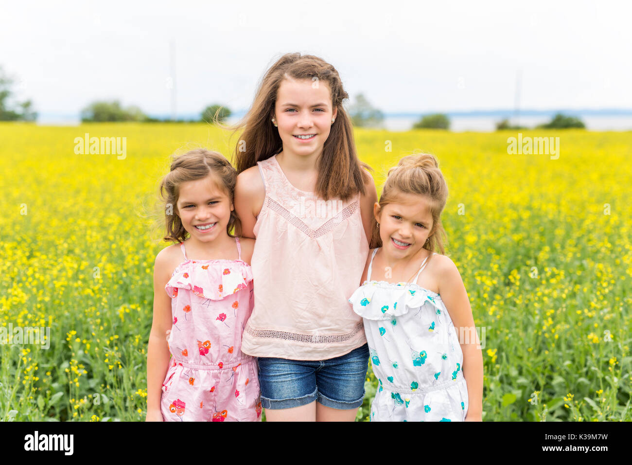 Girls in a field hi-res stock photography and images - Alamy