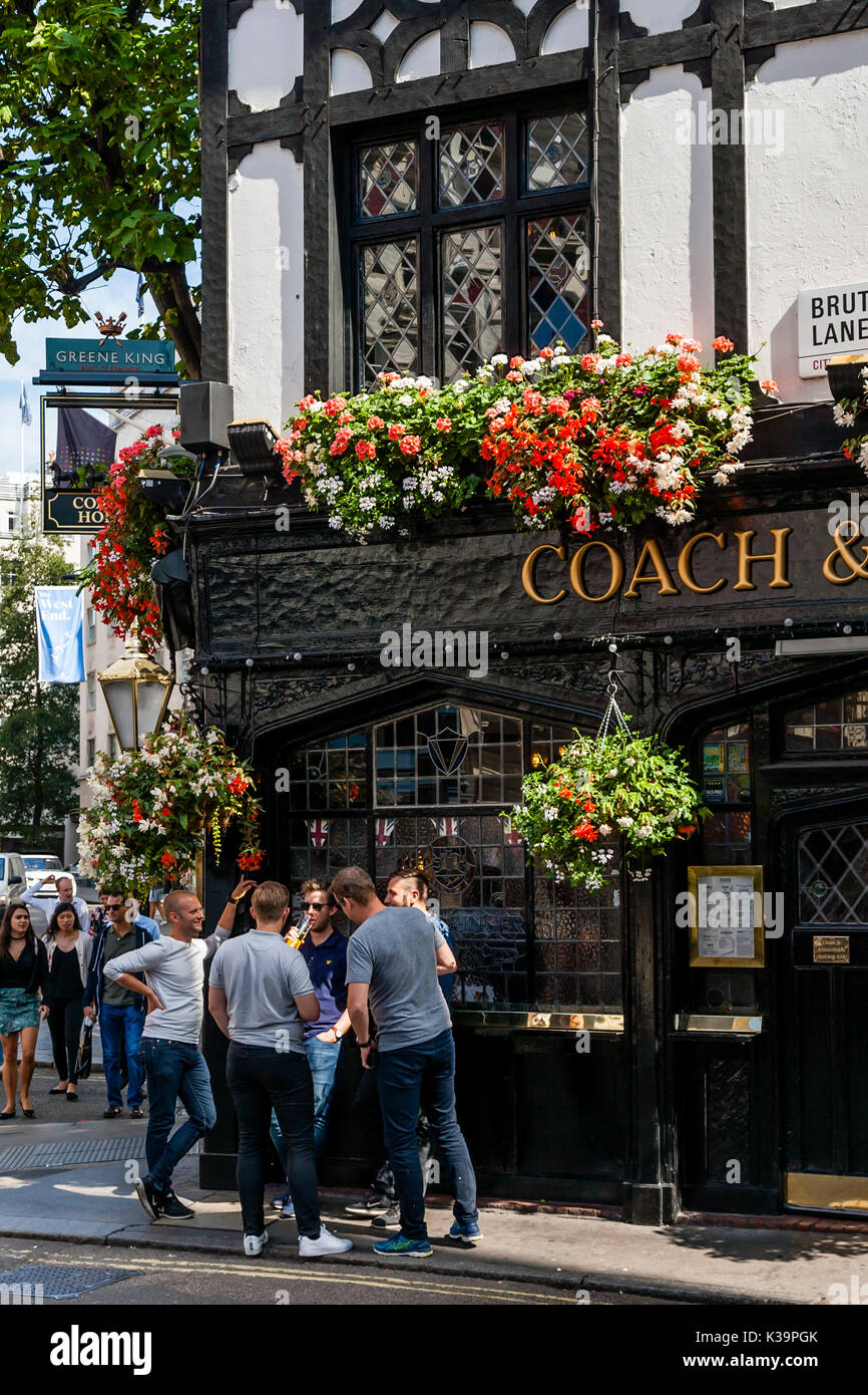 Coach and horses pubs hi-res stock photography and images - Alamy
