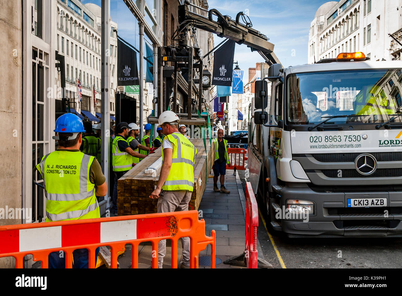 Construction workers london hi-res stock photography and images - Alamy