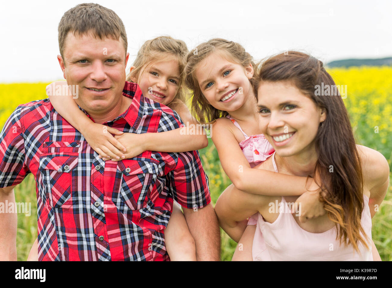 Family field piggyback hi-res stock photography and images - Alamy