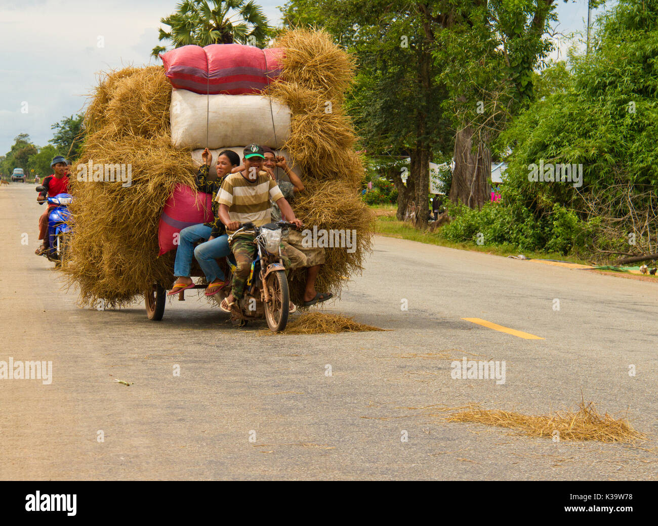 Motorcycle with huge load hi-res stock photography and images - Alamy