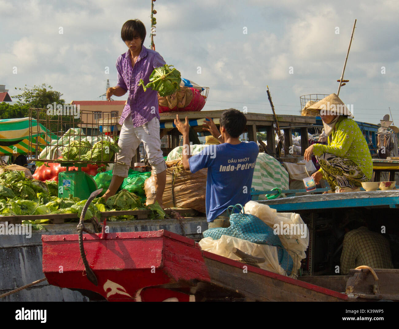 Man buy cabbage from a boat at the Can Tho floating market in South ...