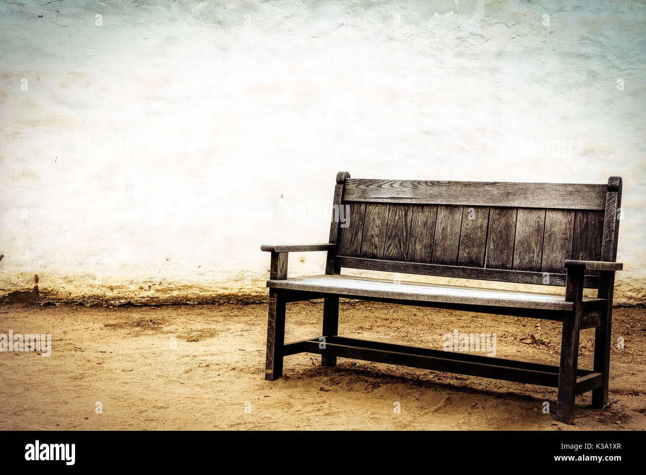 Building behind wall hi-res stock photography and images - Alamy