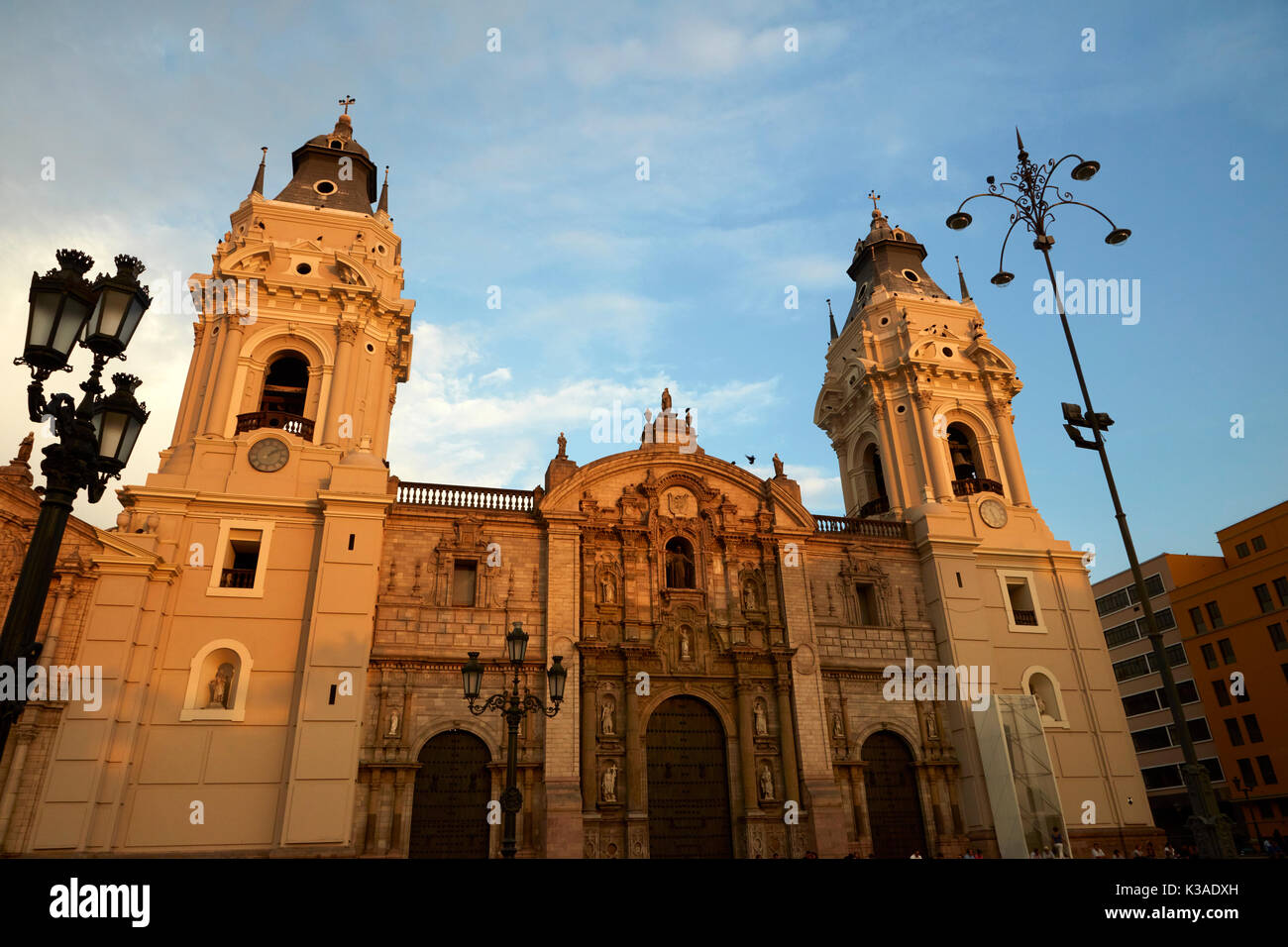 Late light on Cathedral Basilica of Lima (construction started 1535 ...