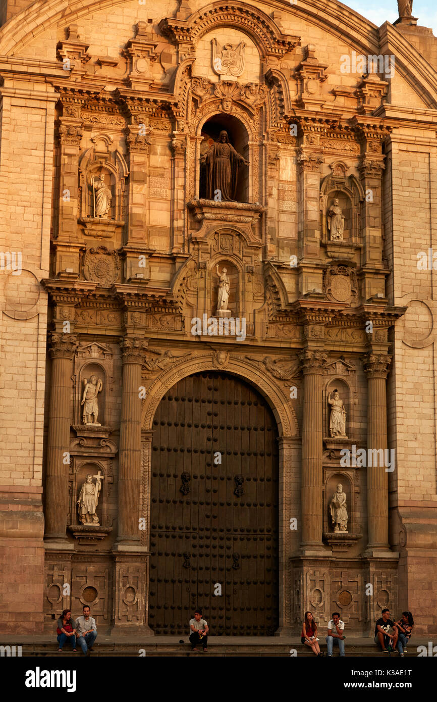 Late light on Cathedral Basilica of Lima (construction started 1535 ...