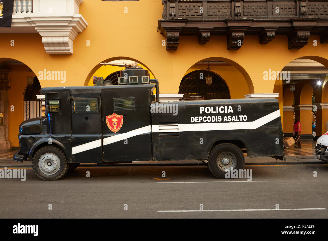 Police truck hi-res stock photography and images - Alamy