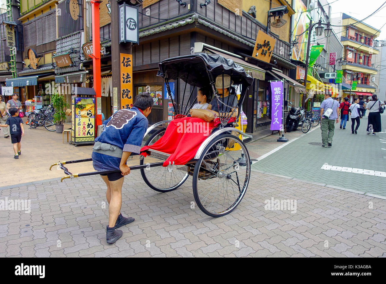 Rickshaw tourists people tokyo hi-res stock photography and images - Alamy