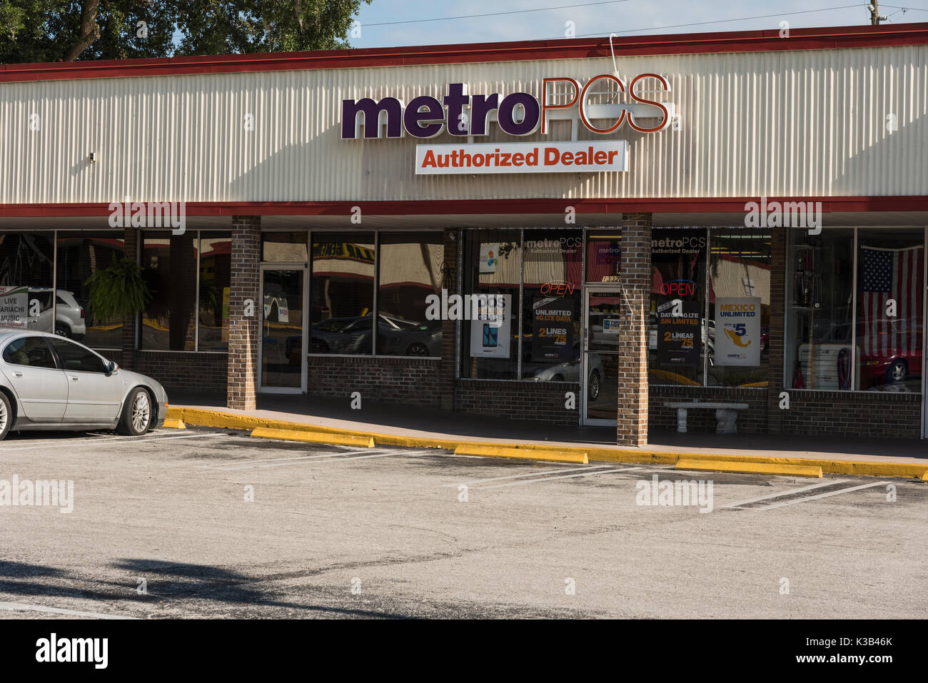Metro pcs hi-res stock photography and images - Alamy