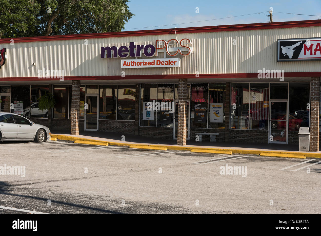 Metro pcs hi-res stock photography and images - Alamy