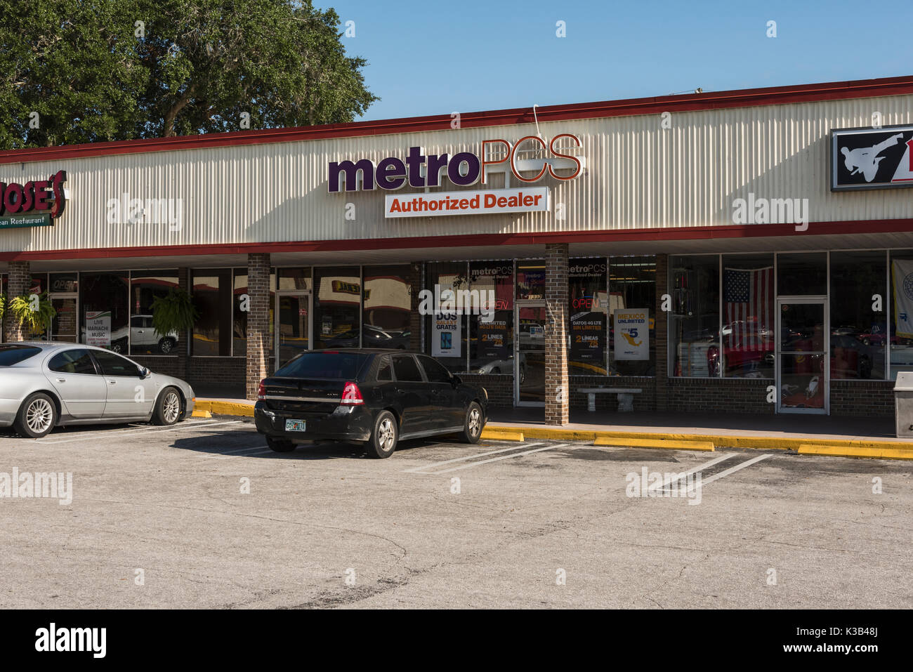 Metro pcs hi-res stock photography and images - Alamy