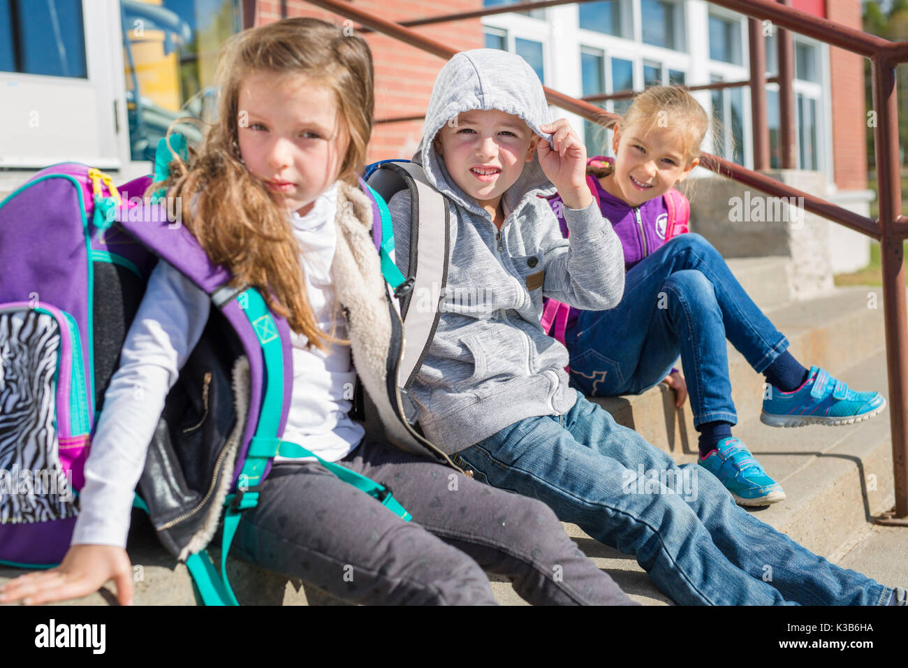 Students outside school hi-res stock photography and images - Alamy