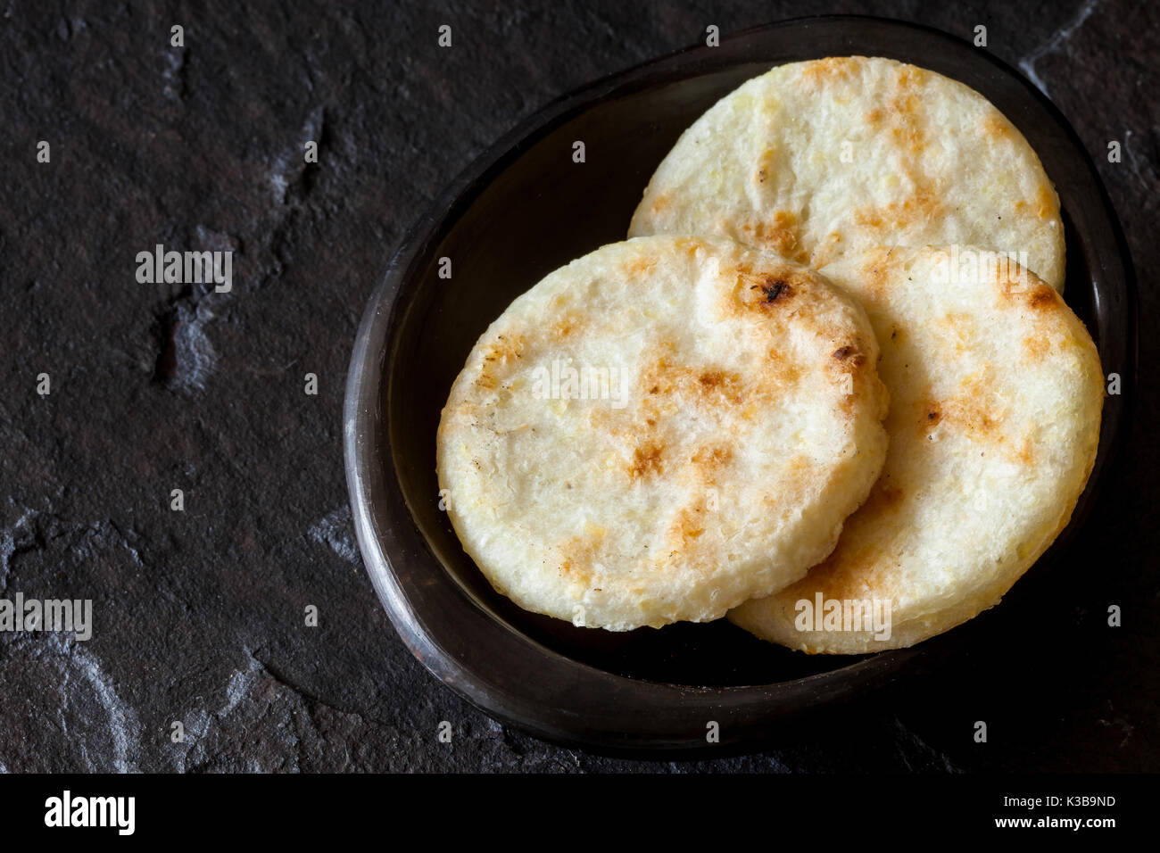 Roasted traditional Colombian white corn arepa Stock Photo - Alamy