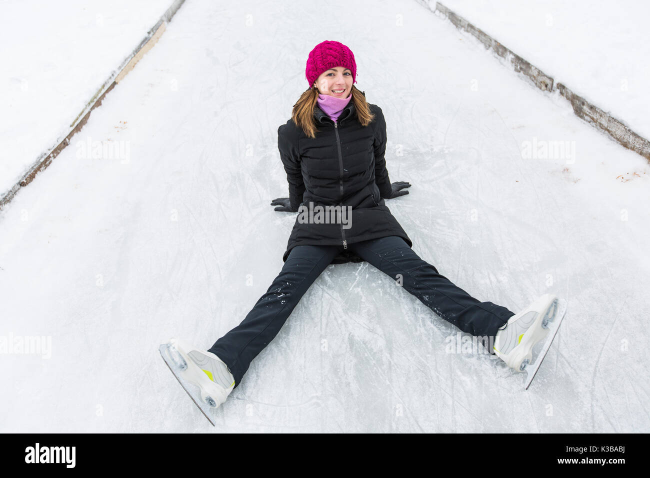 Falling ice skating hi-res stock photography and images - Alamy