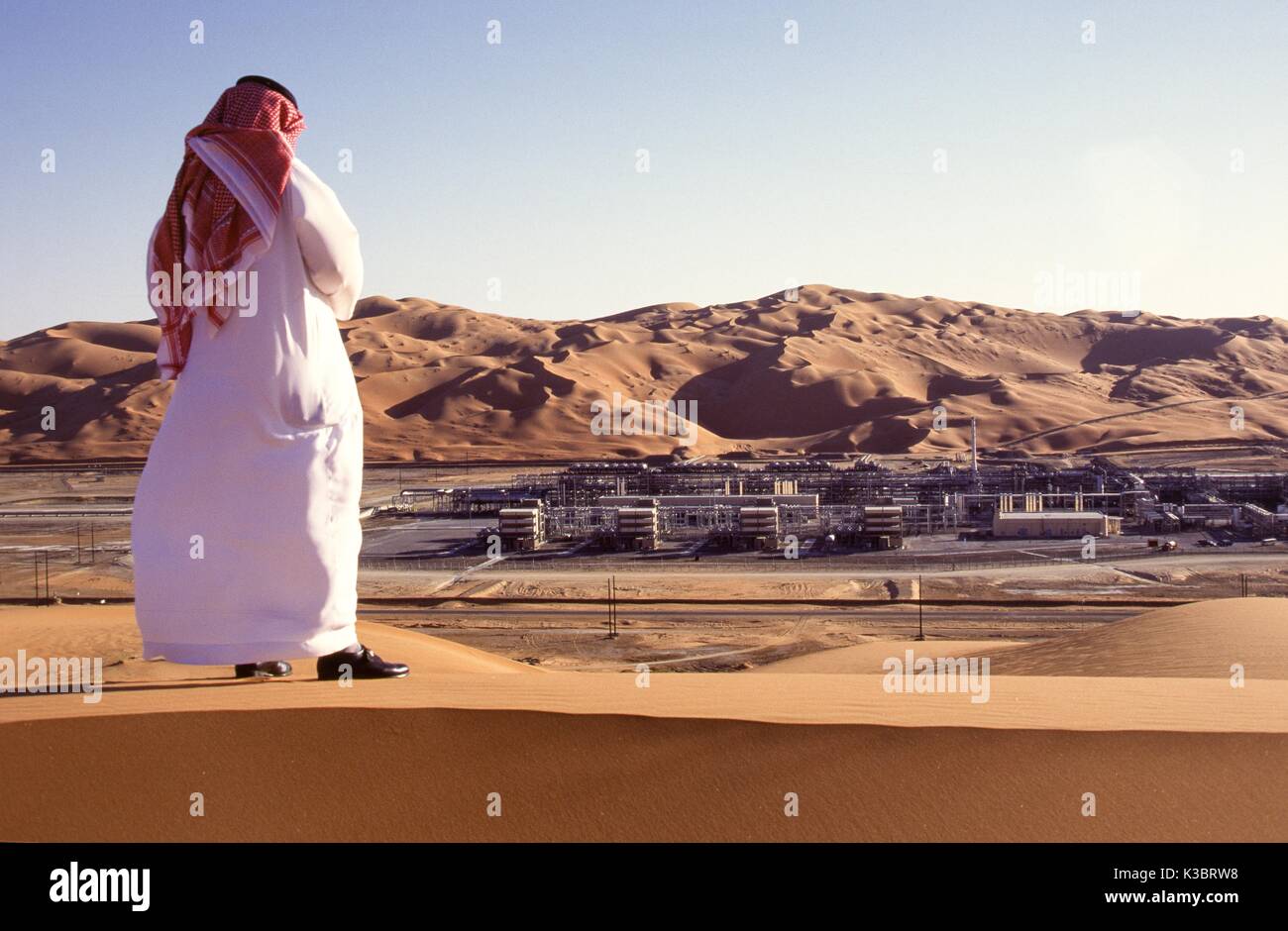 Saudi Aramco engineers at the Shaybah Gas Oil Separation Plant (GOSP ...