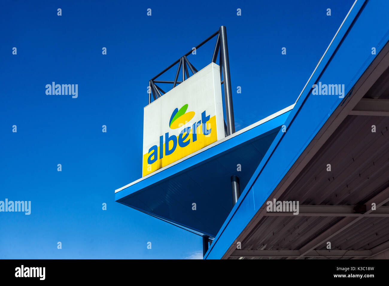 Supermarket promotion signs hi-res stock photography and images - Alamy