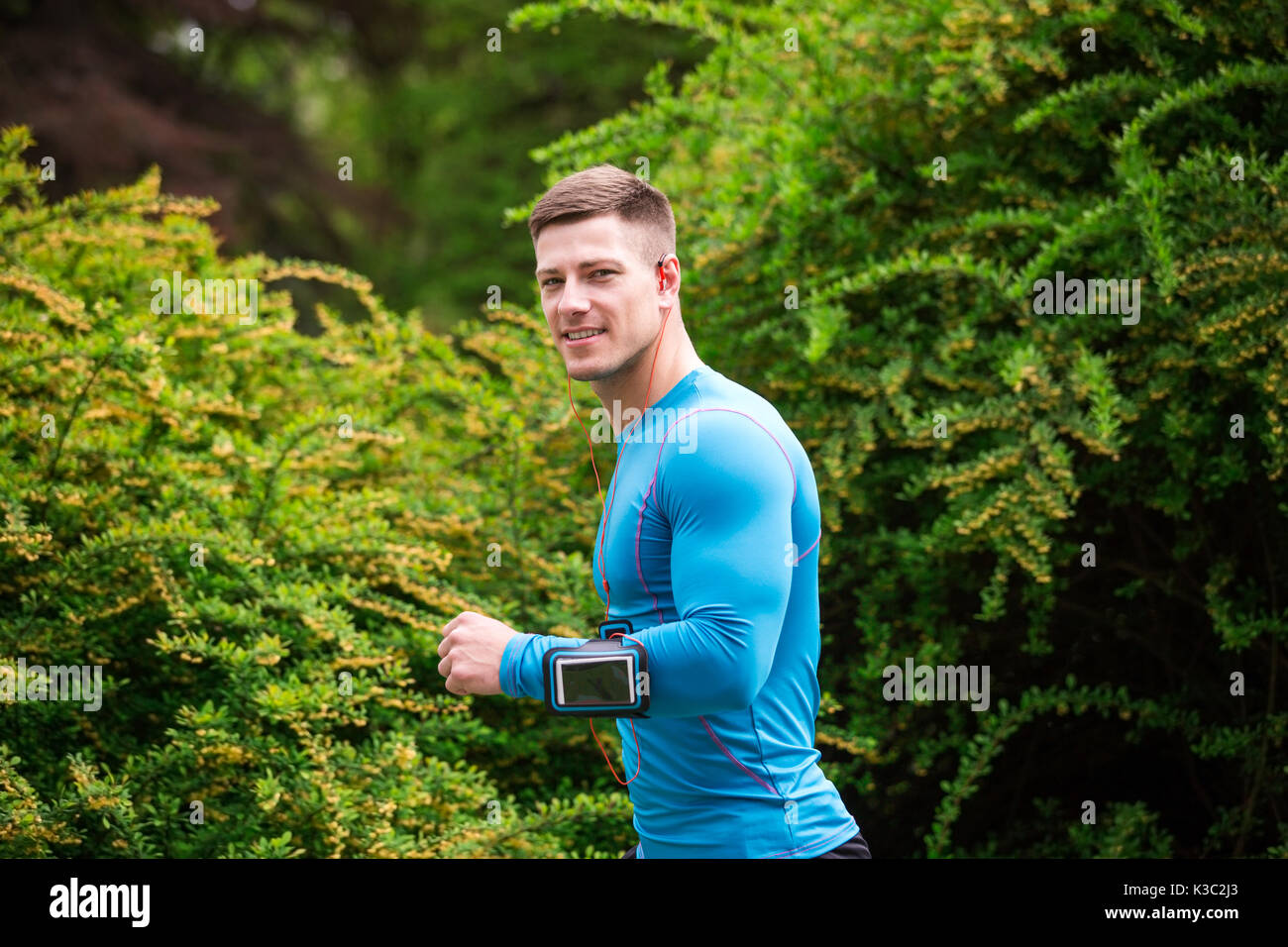 Well built man hi-res stock photography and images - Alamy