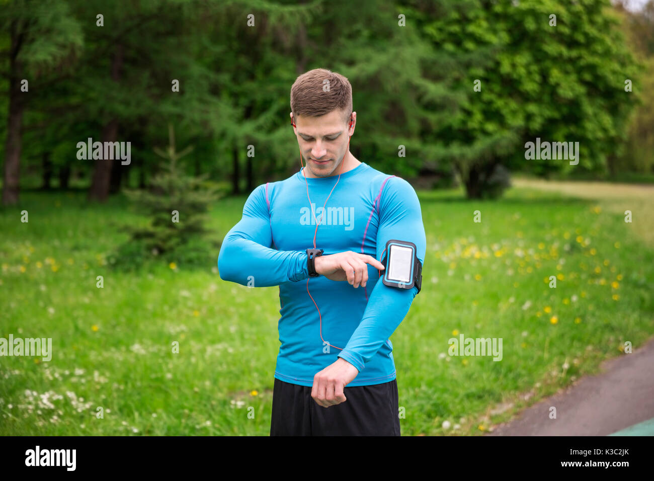 Well built man hi-res stock photography and images - Alamy