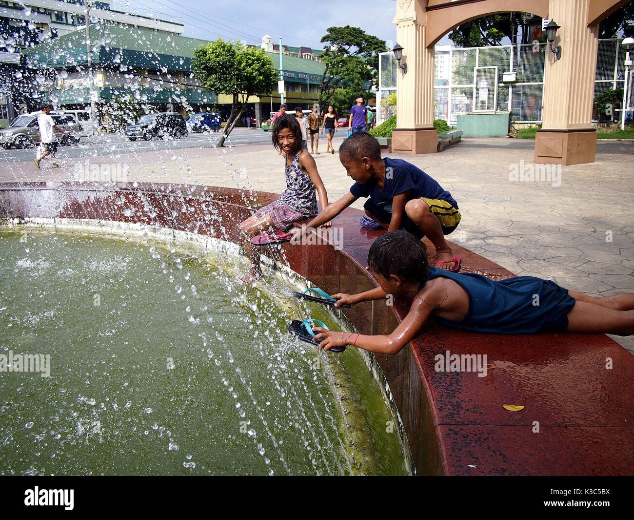 Smiling children manila philippines hi-res stock photography and images ...