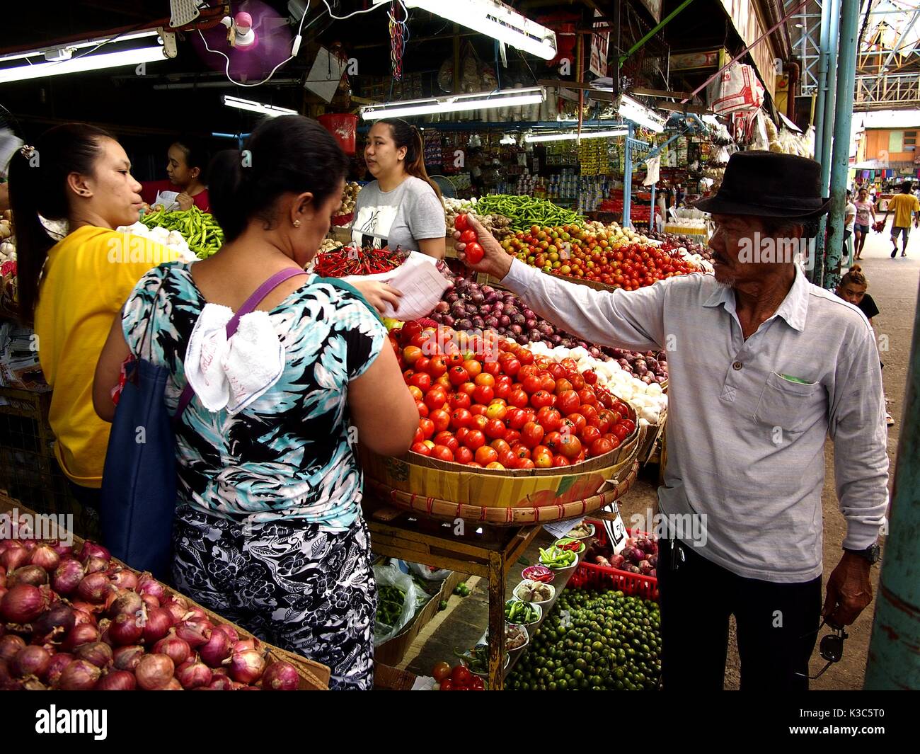 MARIKINA CITY, PHILIPPINES - AUGUST 28, 2017: Customers buy fresh ...