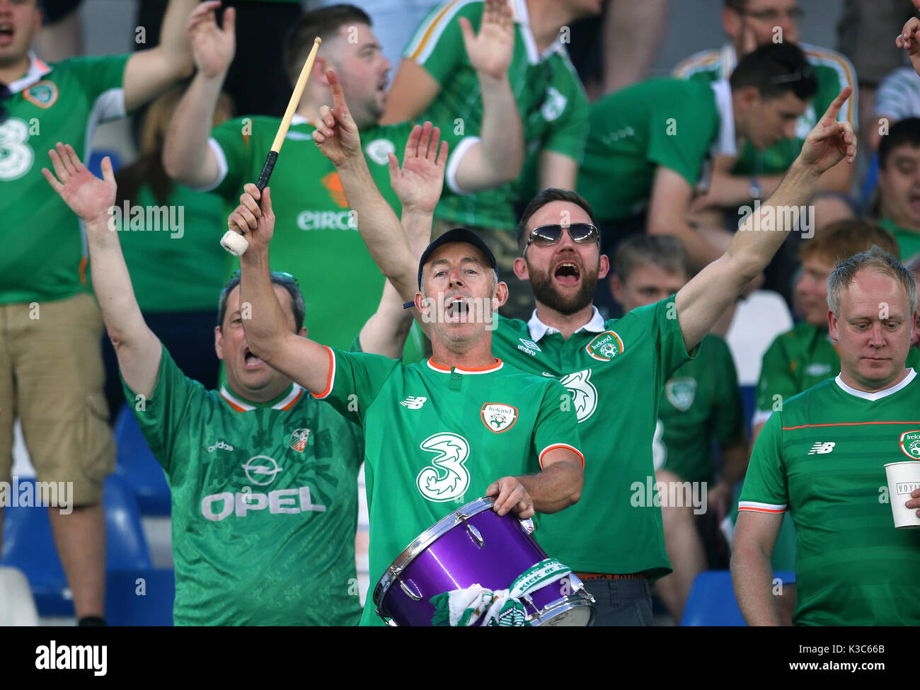 Republic ireland fans show support hi-res stock photography and images ...