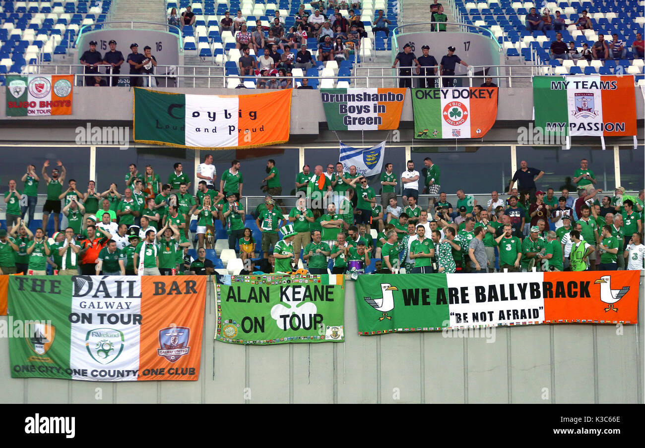 Republic ireland fans show support hi-res stock photography and images ...