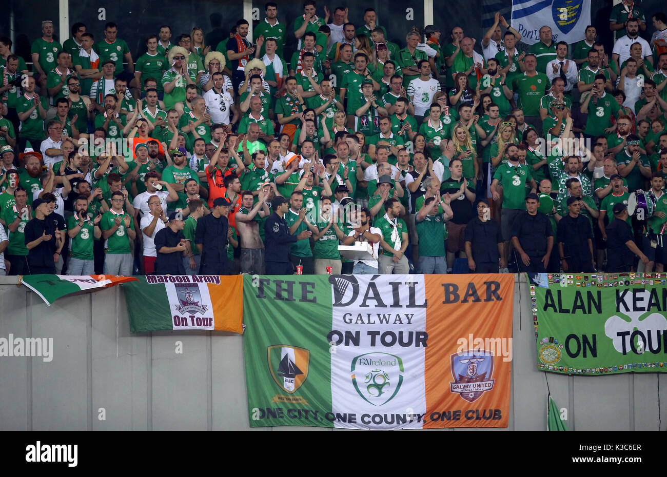 Ireland fans celebrate in the stands hi-res stock photography and ...