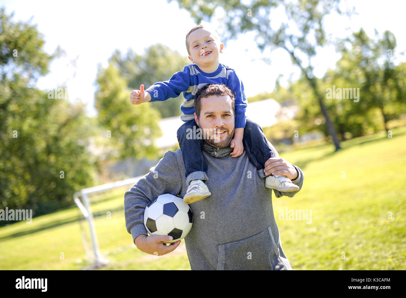 Father son play in summer hi-res stock photography and images - Alamy