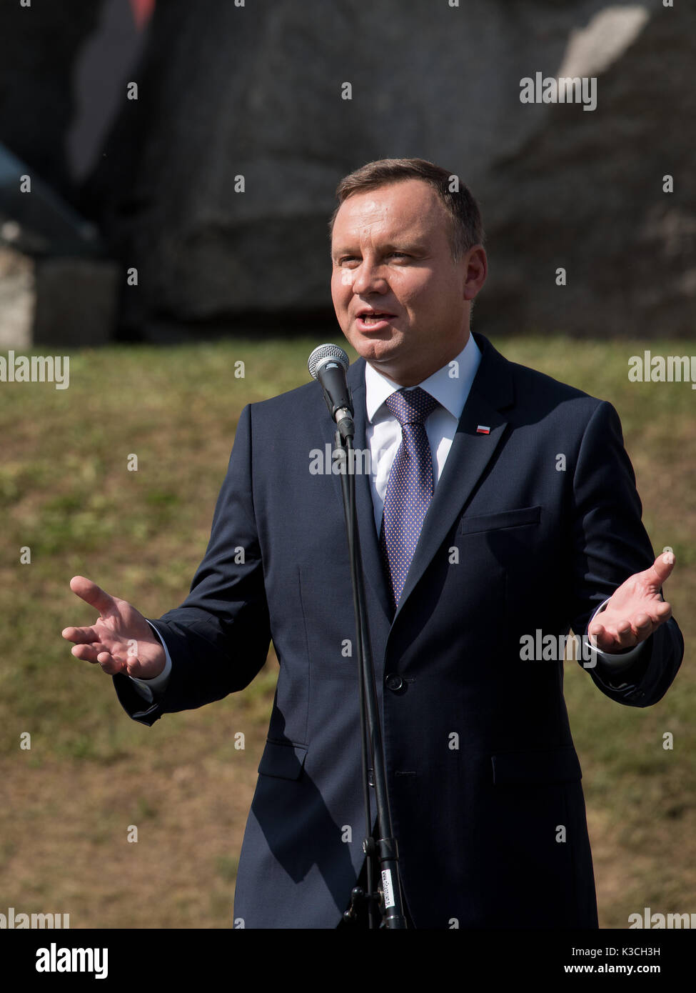 Talk gesture celebrity hi-res stock photography and images - Alamy