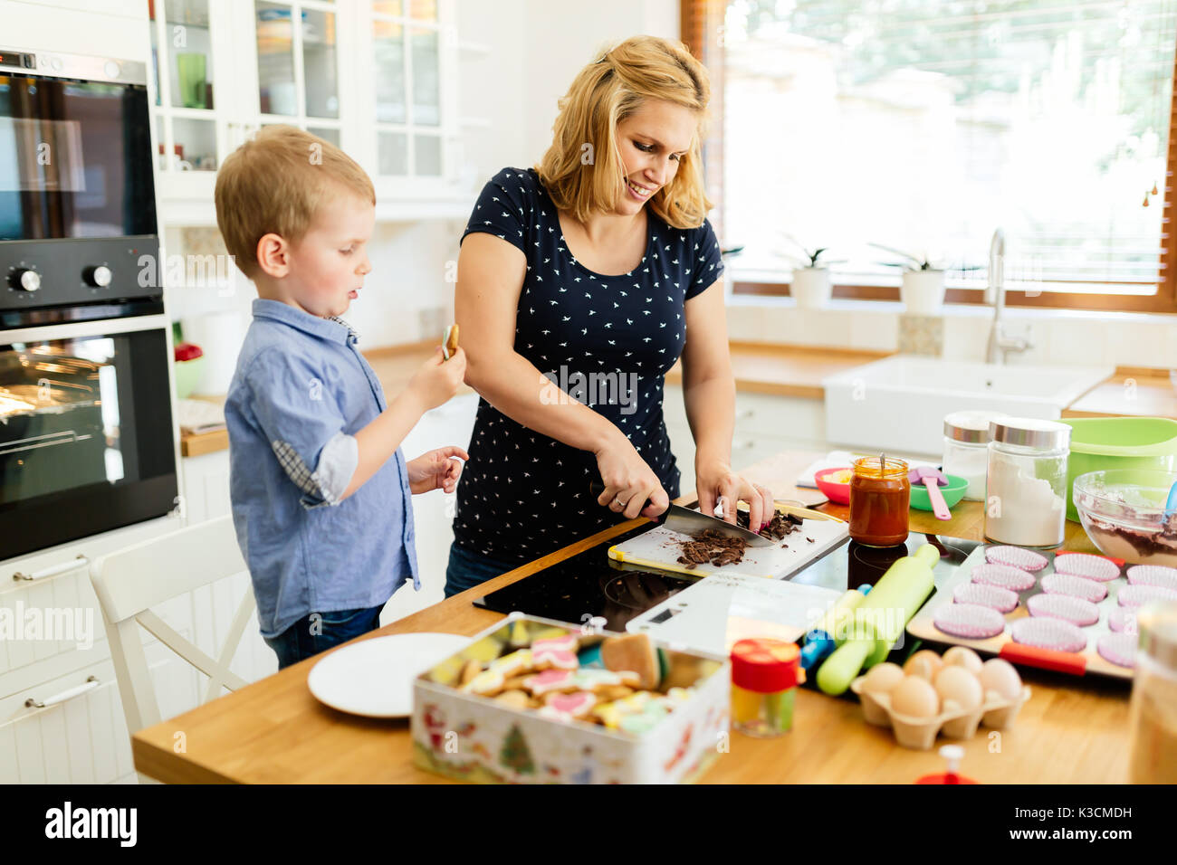 Happy mother and child in kitchen Stock Photo - Alamy